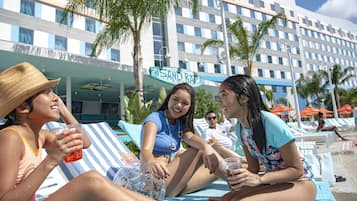 Piscina externa, piscina aquecida, guarda-sóis, espreguiçadeiras