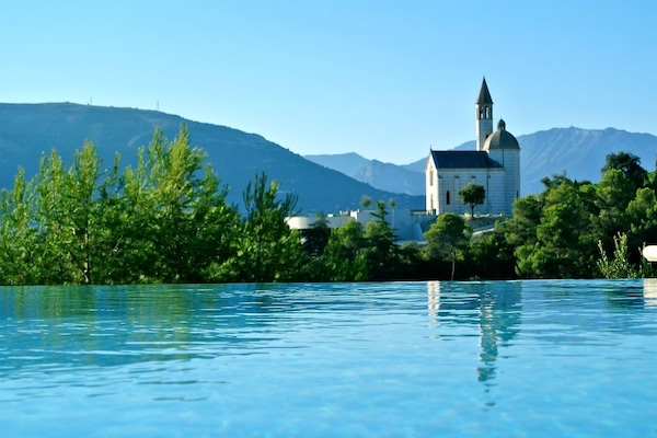 Piscina externa sazonal, piscina aquecida, guarda-sóis, espreguiçadeiras