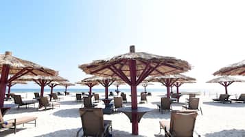 Praia particular nas proximidades, areia branca