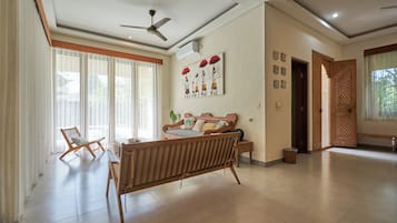 Villa Familiar, 6 quartos, junto à praia | Sala de estar | TV de ecrã plano