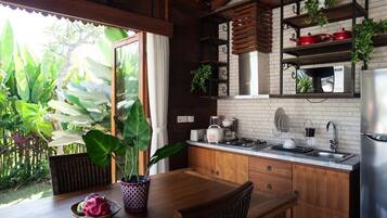 Villa Familiar, 2 quartos, cozinha, vista para a piscina | Refeições no quarto