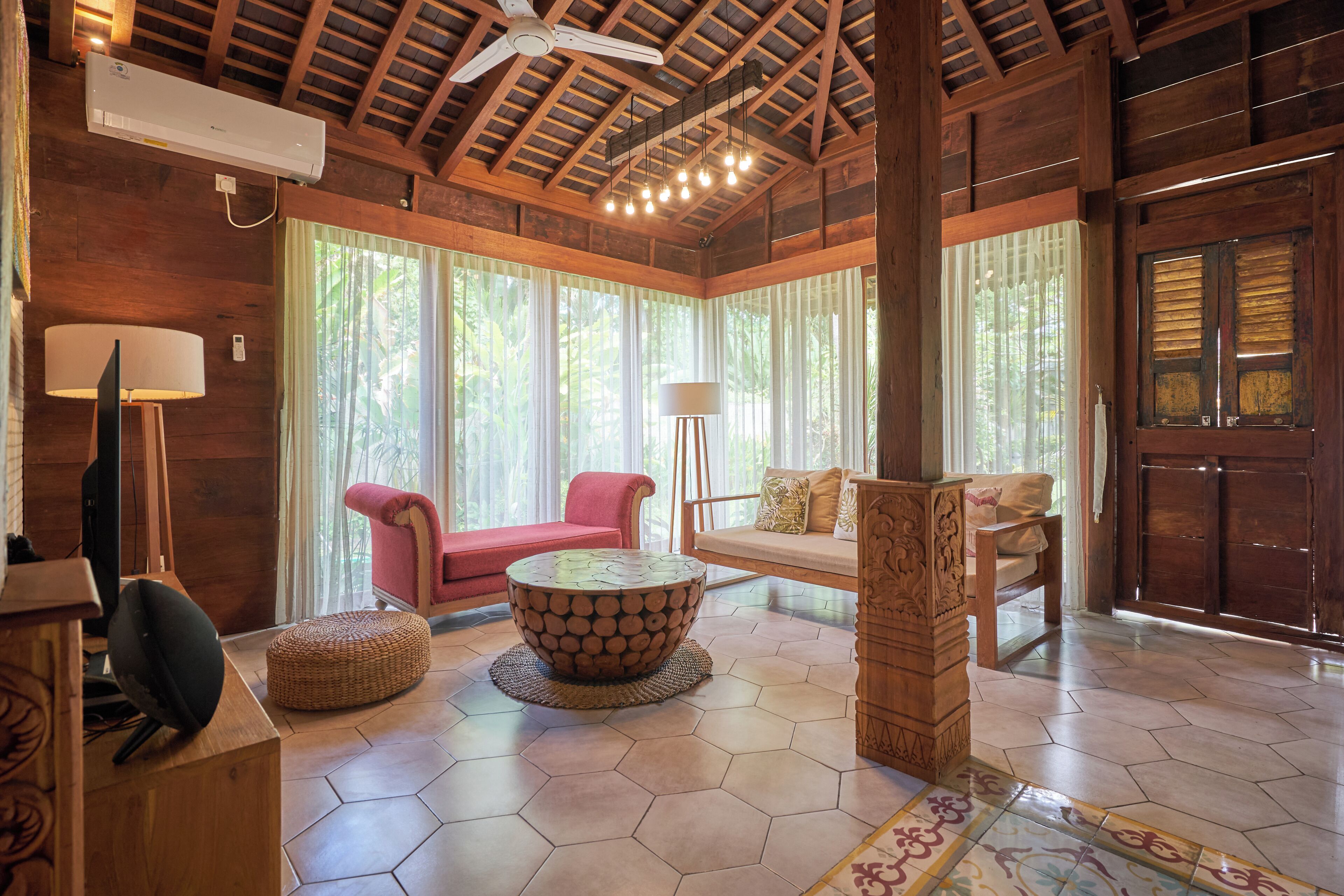 Villa Familiar, 6 quartos, junto à praia | Sala de estar | TV de ecrã plano 