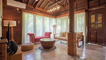 Villa Familiar, 6 quartos, junto à praia | Sala de estar | TV de ecrã plano