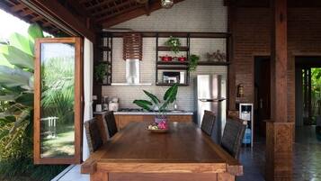 Villa Familiar, 2 quartos, cozinha, vista para a piscina | Refeições no quarto