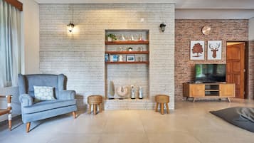 Vila família, 6 quartos, ao lado da praia | Área de estar | TV de tela plana