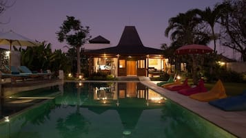 Villa Familiar, 2 quartos, cozinha, vista para a piscina | Sala de estar | TV de ecrã plano