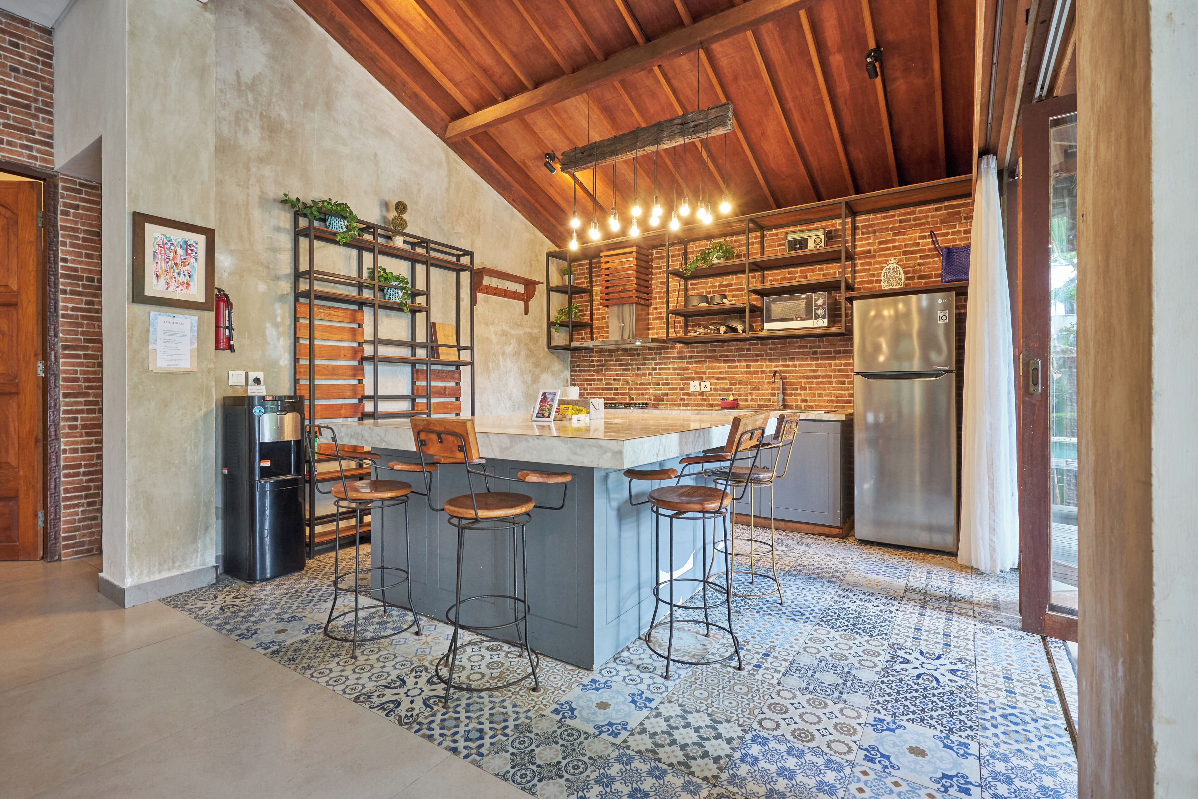 Vila família, 6 quartos, ao lado da praia | Cozinha privada | Geladeira grande, micro-ondas, cooktop, lava-louças