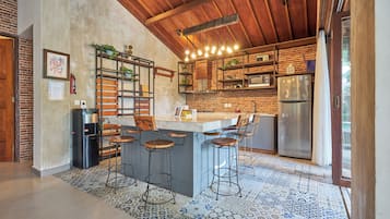 Vila família, 6 quartos, ao lado da praia | Cozinha privada | Geladeira grande, micro-ondas, cooktop, lava-louças