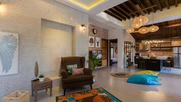 Villa Familiar, 4 quartos | Sala de estar | TV de ecrã plano