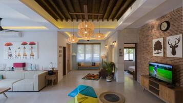 Villa Familiar, 4 quartos | Sala de estar | TV de ecrã plano