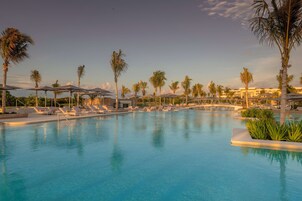 4 piscinas externas, piscina aquecida, barracas de cortesia, guarda-sóis