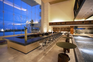 12 bares/lounges, 2 bares à beira da piscina, 2 bares junto à piscina