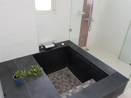 Quarto Quádruplo Elite, 2 camas de casal, não fumadores | Comodidades da casa de banho | Um secador de cabelo, chinelos, toalhas fornecidas, champô