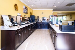 Café da manhã com buffet grátis todos os dias