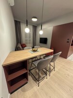 Apartamento de Luxo, 2 quartos, ar condicionado, Vista para a cidade | Sala de estar | Smart TV 