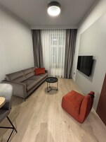 Apartamento de Luxo, 2 quartos, ar condicionado, Vista para a cidade | Sala de estar | Smart TV 