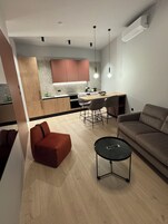 Apartamento superluxo, 2 quartos, ar-condicionado, vista para a cidade | Sala de estar | Smart TV