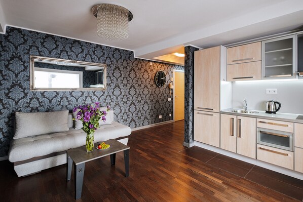 Apartamento Deluxe | Sala de estar | Televisor de ecrã plano de 32 cm com canais digitais, Smart TV 