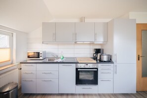 Apartamento (2) | Cozinha privada | Geladeira grande, micro-ondas, fogão, cooktop