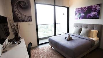 Estúdio | Secretária, ferro/tábua de engomar, roupa de cama fornecida