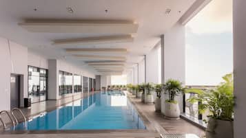 Piscina interna, espreguiçadeiras