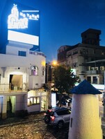 Fachada do alojamento (tarde/noite)