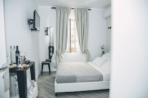 Quarto Duplo Básico | Roupa de alta qualidade, edredões de penas, minibar 
