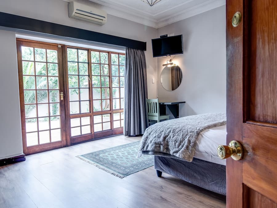 Quarto Executivo, 1 cama queen-size | Cofre no quarto, cortinas/cortinados opacos, ferro/tábua de engomar