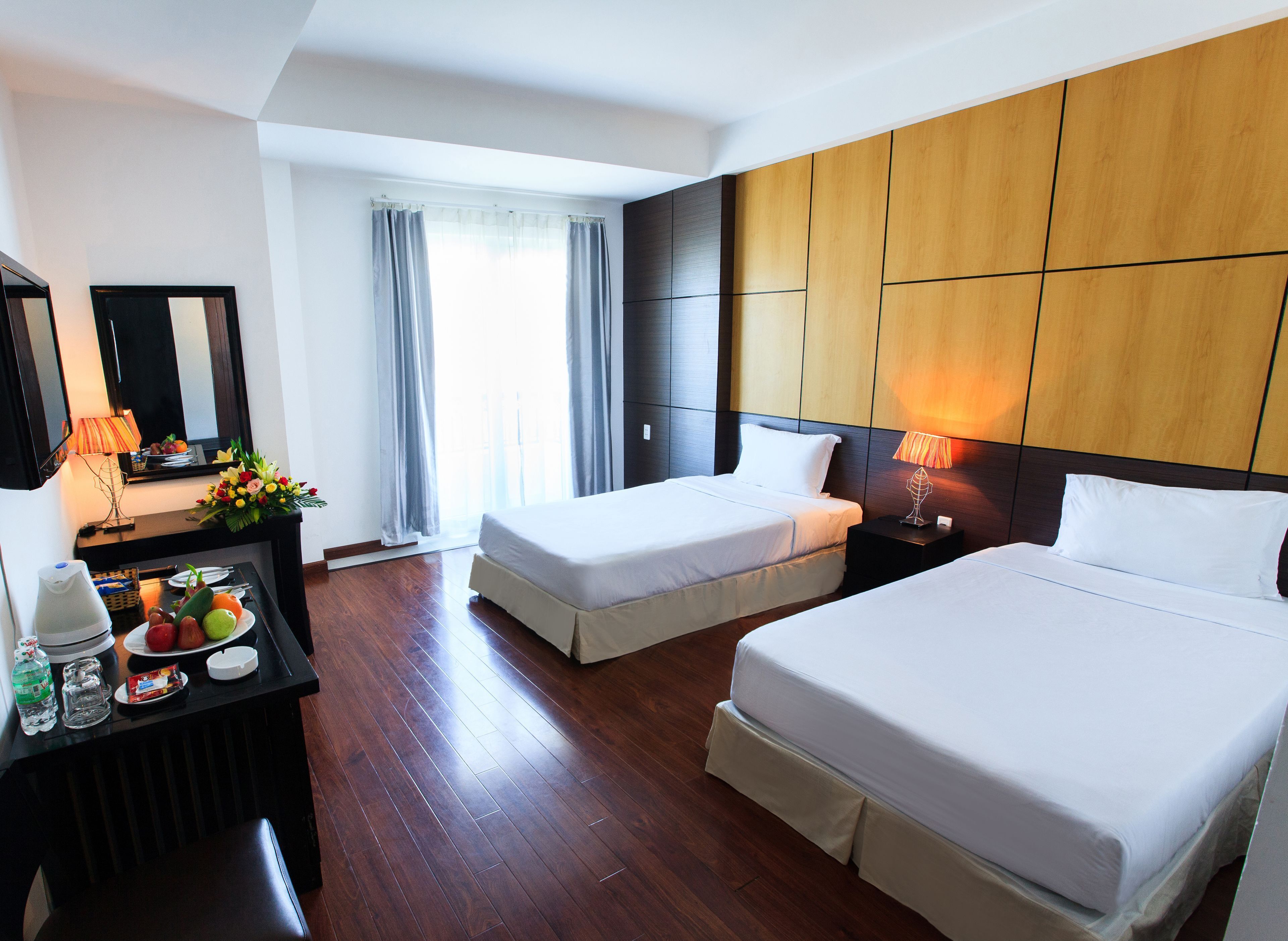 Frigobar, cofres nos quartos, escrivaninha, cortinas blackout
