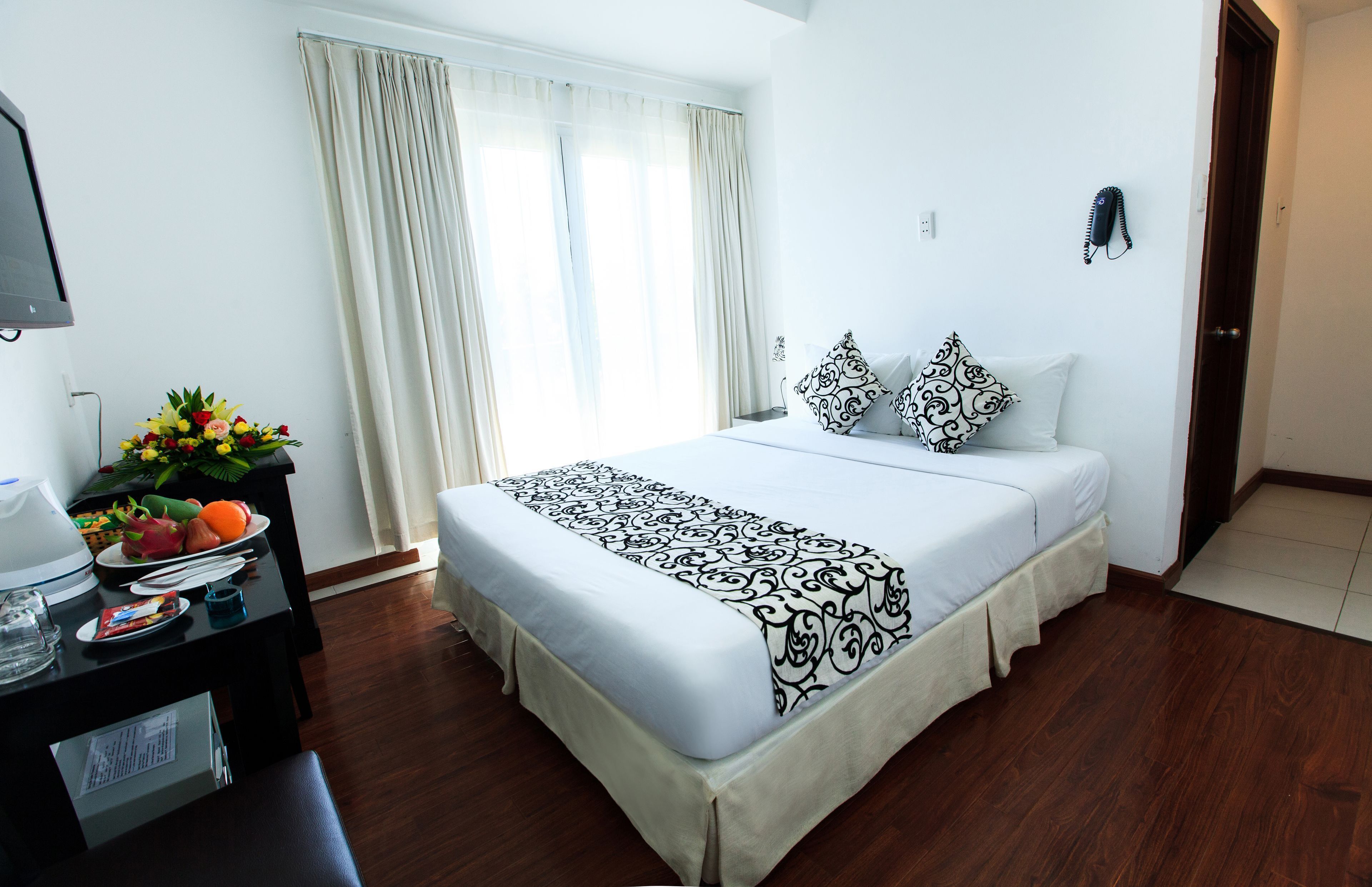 Frigobar, cofres nos quartos, escrivaninha, cortinas blackout