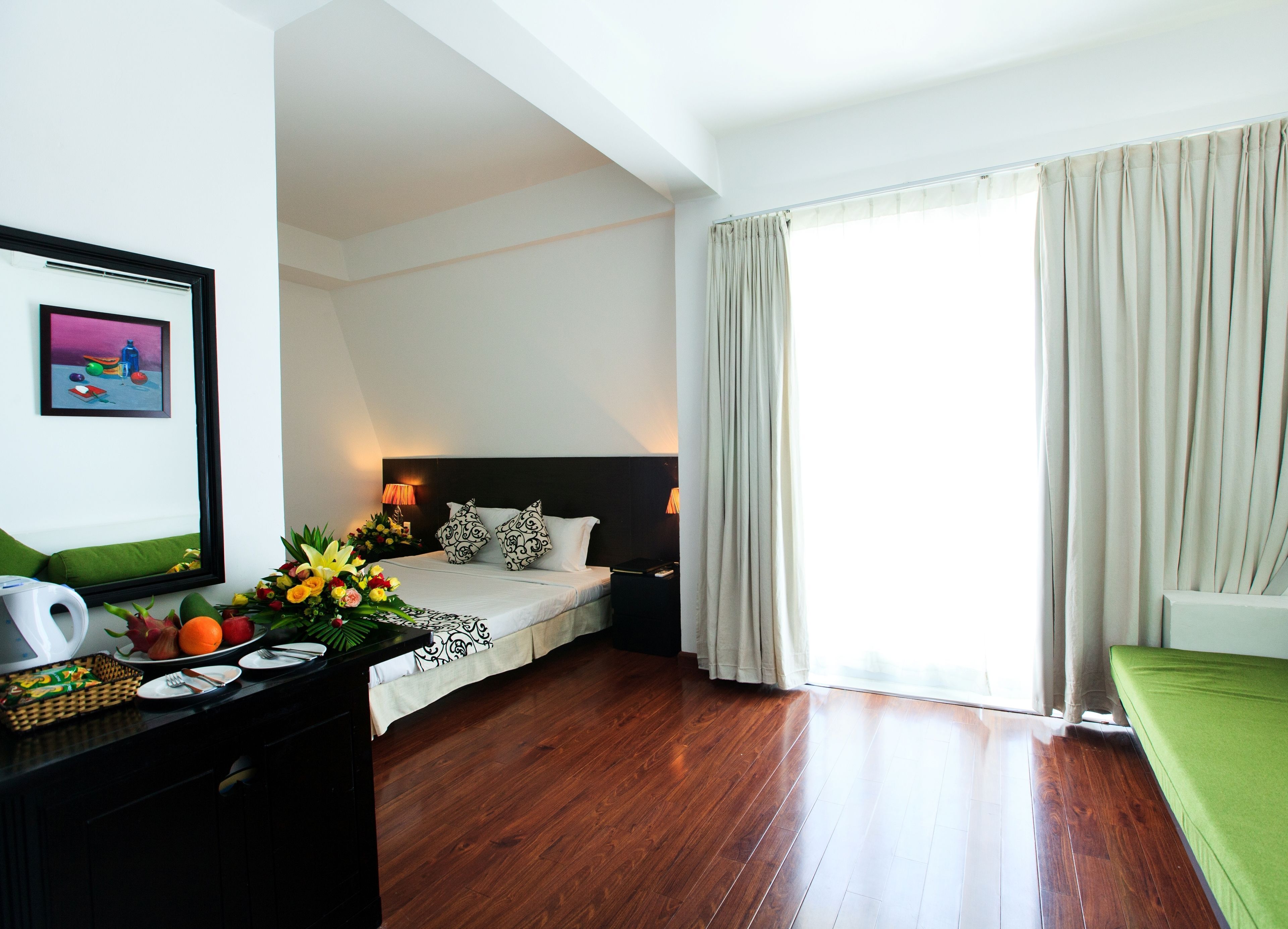 Frigobar, cofres nos quartos, escrivaninha, cortinas blackout