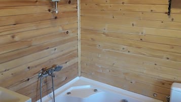 Bungalow, 1 cama de casal, vista para o mar | Casa de banho | Artigos de higiene pessoal grátis, um secador de cabelo, chinelos