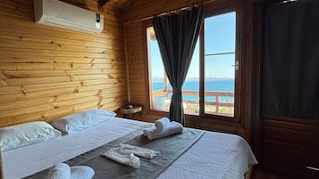 Bungalow, 1 cama de casal, vista para o mar | 1 quarto, secretária, cortinas/cortinados opacos, quartos insonorizados