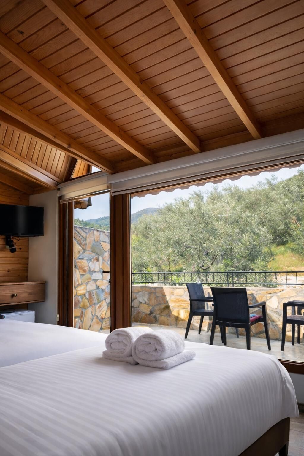 Quarto Duplo, 1 cama queen-size, varanda, vista para a montanha | Secretária, cortinas/cortinados opacos, quartos insonorizados 