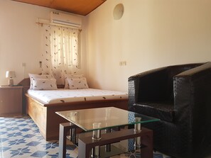 Secretária, cortinas/cortinados opacos, ferro/tábua de engomar 