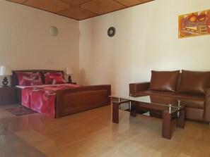 Secretária, cortinas/cortinados opacos, ferro/tábua de engomar 