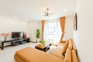 Apartamento família, 2 quartos | Área de estar | TV LCD 32 polegadas com canais a cabo, TV, DVD player