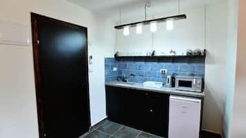Suite (The Couples) | Kitchenette privada | Um frigorífico, um micro-ondas, uma cafeteira/bule