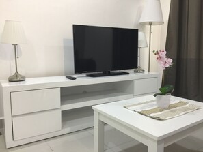 Apartamento, 3 quartos, para não fumantes | Área de estar | TV de tela plana 24 polegadas com canais digitais, TV