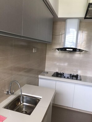 Apartamento, 3 quartos, para não fumantes | Cozinha privada | Geladeira grande, cooktop, chaleira elétrica, panela elétrica de arroz