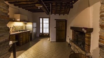 Apartamento, 1 quarto, vista para a colina (Piazza della Chiesa, 19) | Cozinha privada | Um frigorífico/congelador grande, uma placa de cozinha