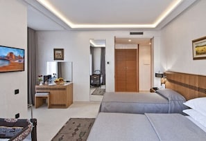 Quarto Duplo ou Twin Deluxe | Roupa de alta qualidade, minibar, cofre no quarto, secretária 