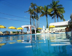 Piscina exterior, guarda-sóis, espreguiçadeiras