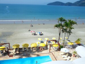 Piscina exterior, guarda-sóis, espreguiçadeiras 