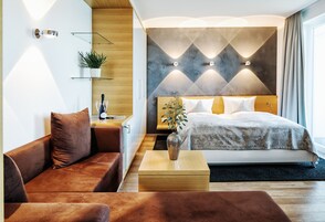 Suíte estúdio júnior, sacada, vista para o lago | Área de estar | Smart TV