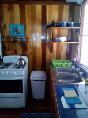 Casa de campo, 1 cama Queen e sofá-cama, de frente para a praia | Cozinha privada | Geladeira grande, micro-ondas, fogão, cooktop