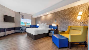 Suite, 1 cama king-size, não fumadores, frigorífico e micro-ondas (with Sofabed) | Camas de colchão pillowtop, cofre no quarto, cortinas/cortinados opacos