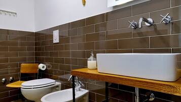 Suíte júnior | Banheiro | Chuveiro, secador de cabelo, bidê, toalhas de banho