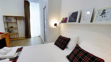 Quarto casal superior | Cofres nos quartos, escrivaninha, cortinas blackout