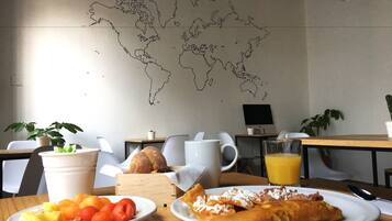 Pequeno-almoço completo diário mediante uma taxa